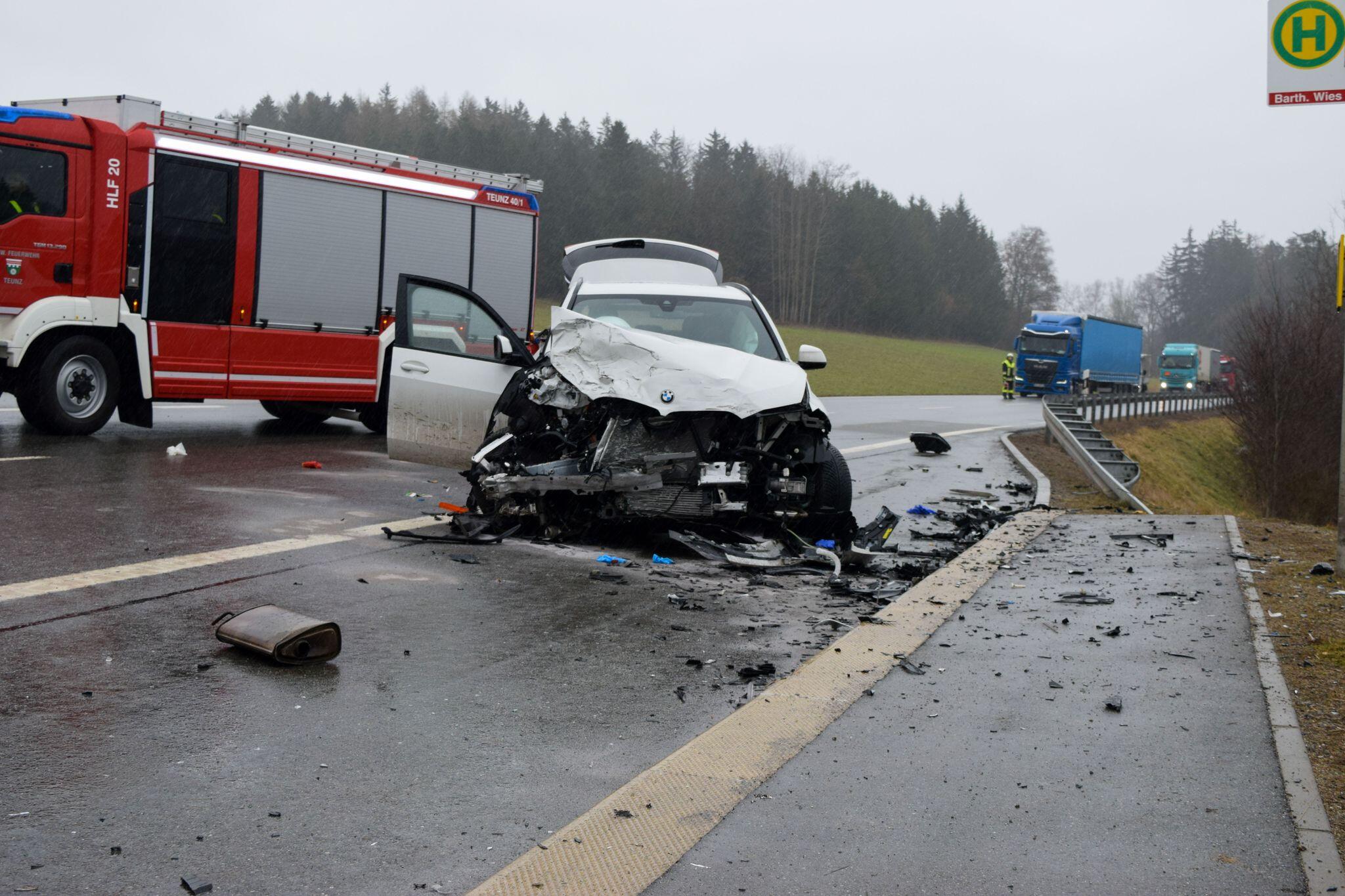 Autos prallen aufeinander: Seniorin stirbt