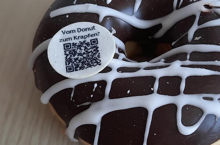 Haßberge: QR-Codes auf Donuts werben für Regionalmanagement-Podcast ...
