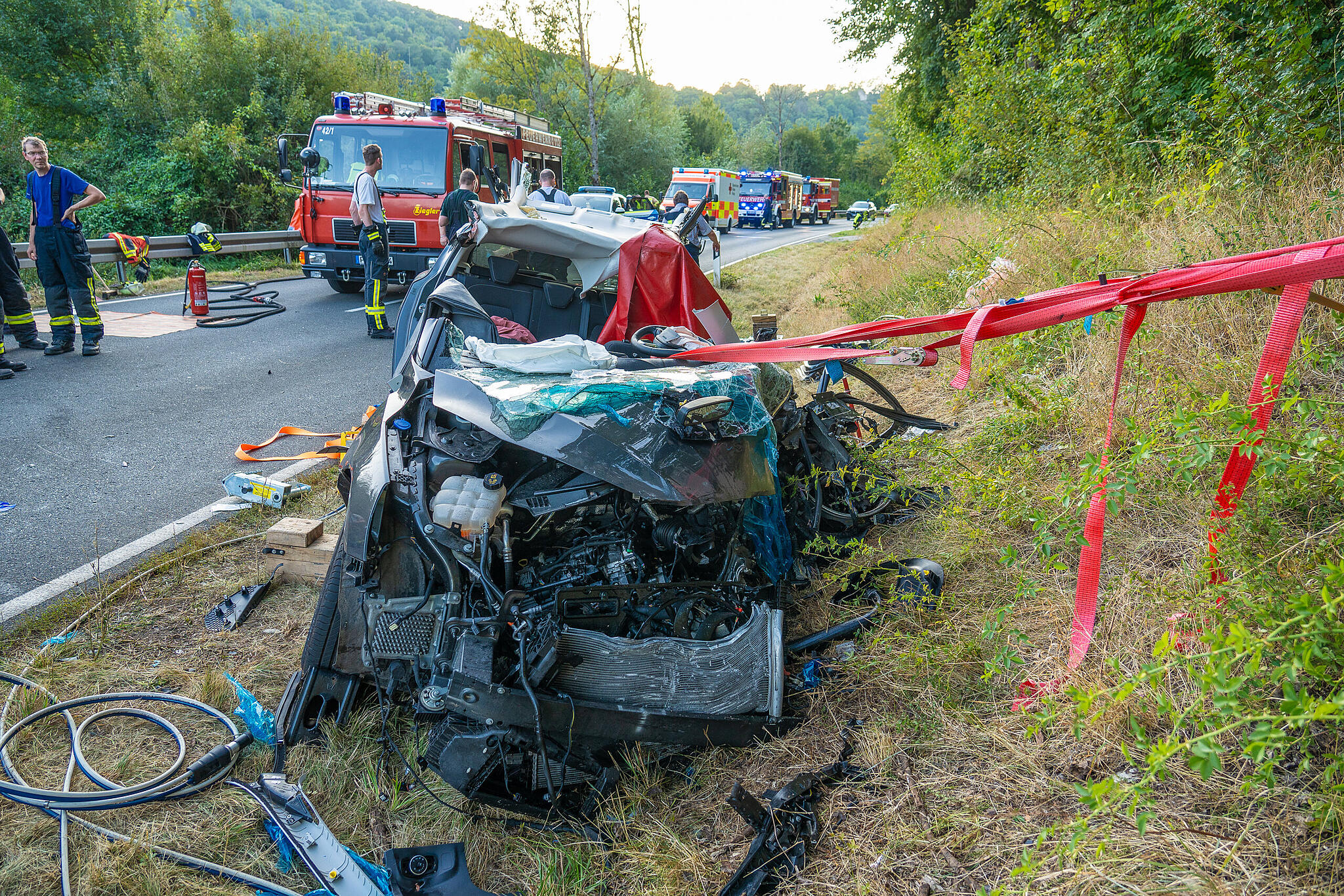 Frontalcrash bei Muggendorf: Junge Frau in Lebensgefahr
