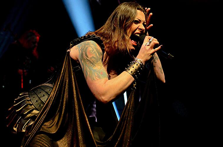 Nightwish heizen in der Brose Arena in Bamberg mit Heavy Metal den Fans ein