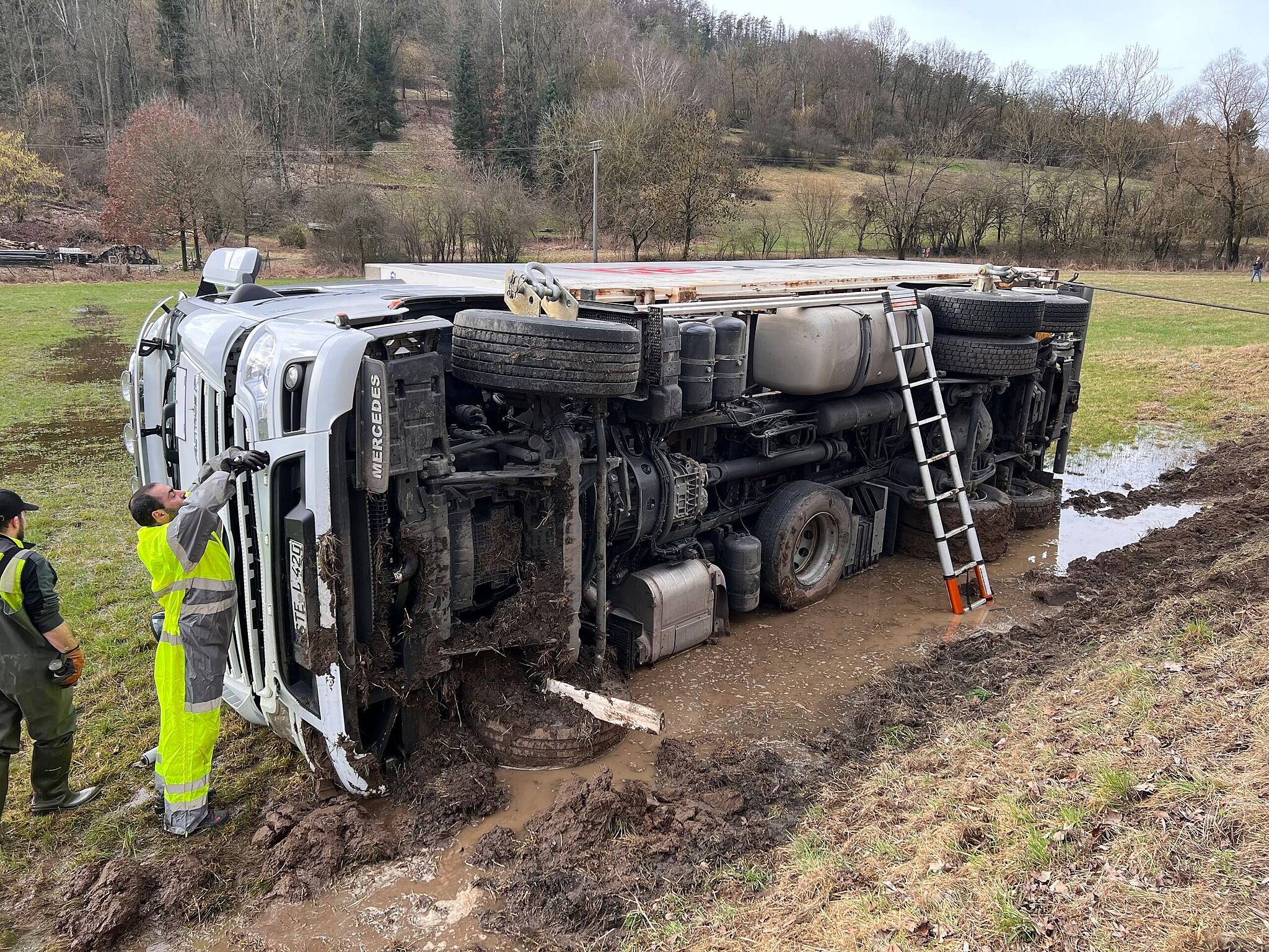 Unfall in Unterleinleiter: LKW kippt von der Fahrbahn
