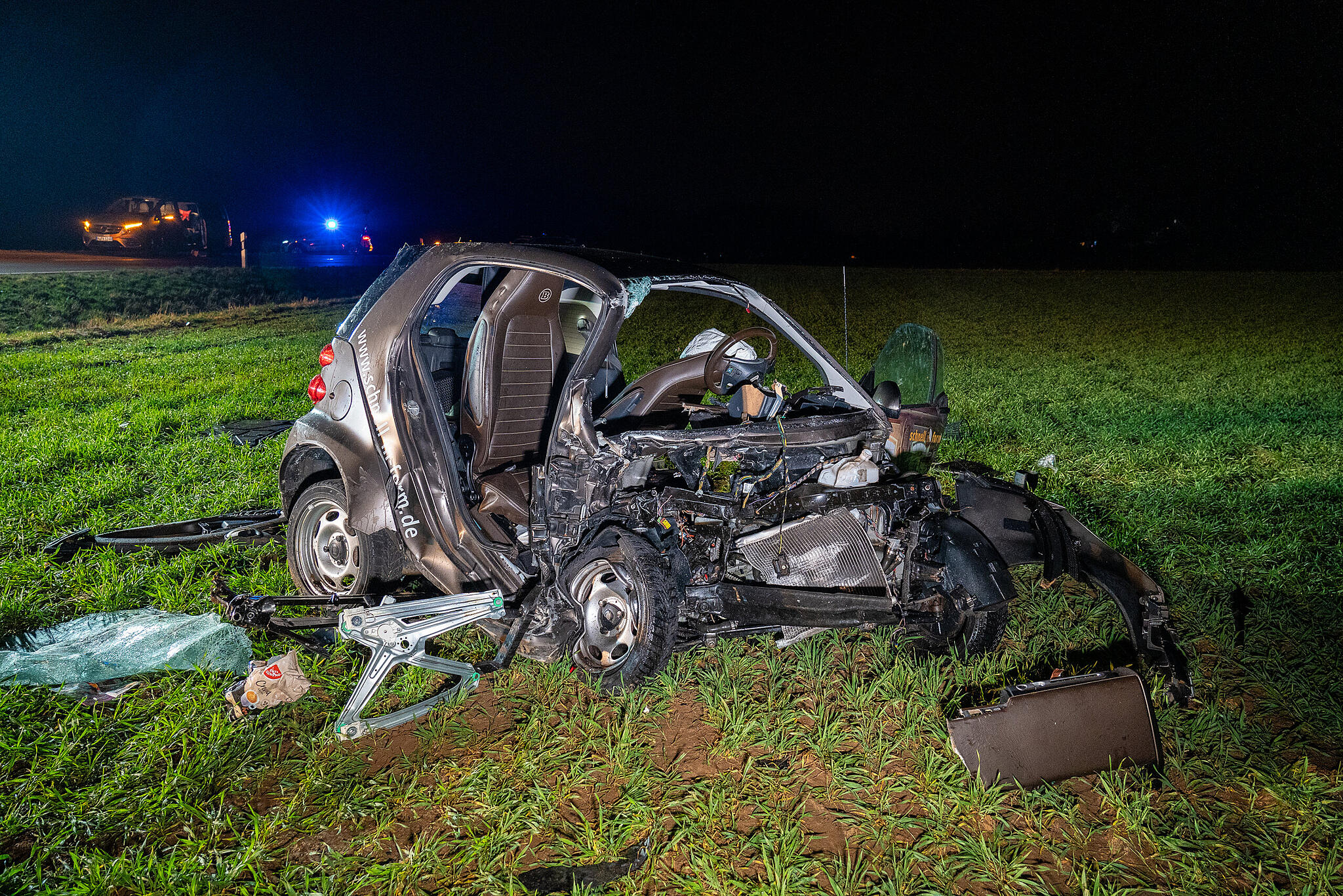 Folgenschwerer Frontalcrash fordert zwei Schwerverletzte: Smart völlig zerstört und Fahrzeug in ...
