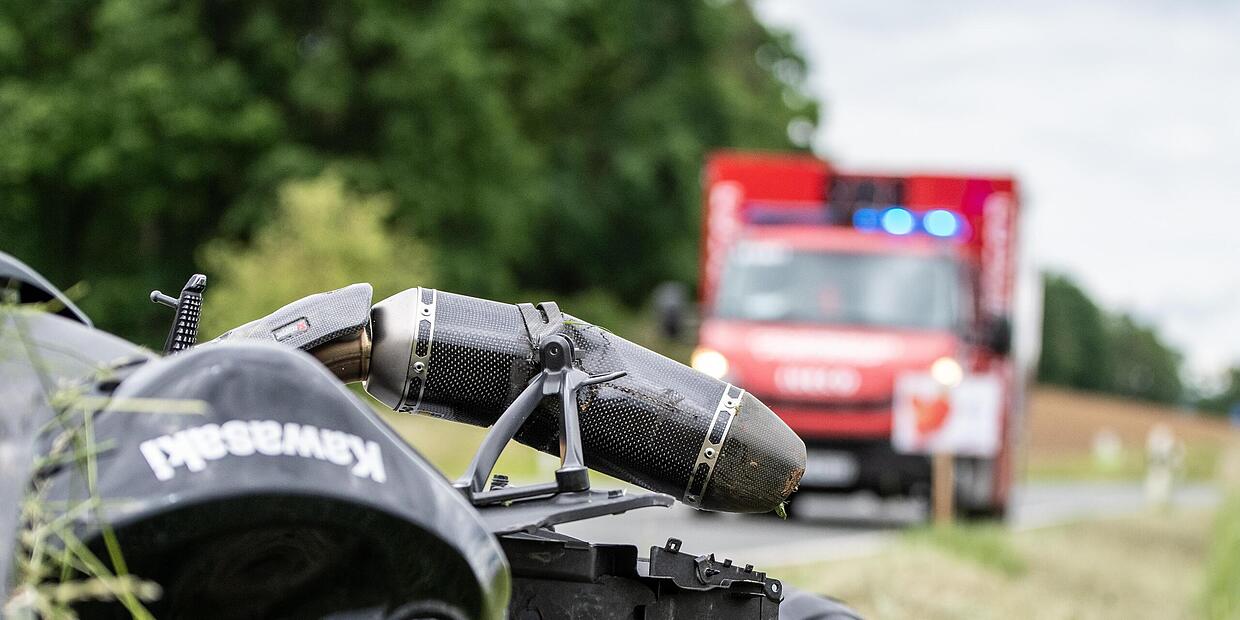 Schwerer Motorradunfall im Landkreis Forchheim: Biker bei Fronhof schwer verletzt