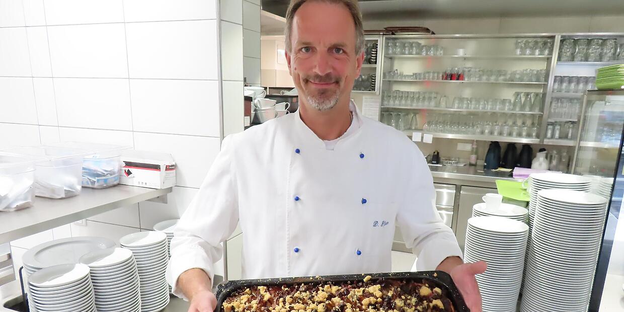 Chefkoch in Vierzehnheiligen zeigt, wie man lecker man mit Zwetschgen ...