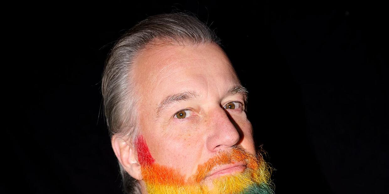 Sänger Marc Marshall trägt jetzt Regenbogenbart