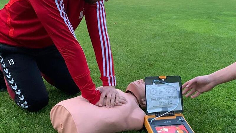 TV Königsberg: Wie der Defibrillator einem Zuschauer das Leben rettete.