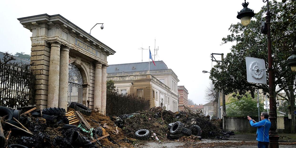 Landwirte in Frankreich setzen Blockade rund um Paris fort