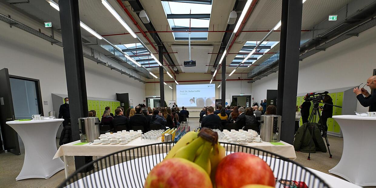 Am Fake-Food-Buffet ließen Wissenschaftler der neuen Kulmbacher Uni ...