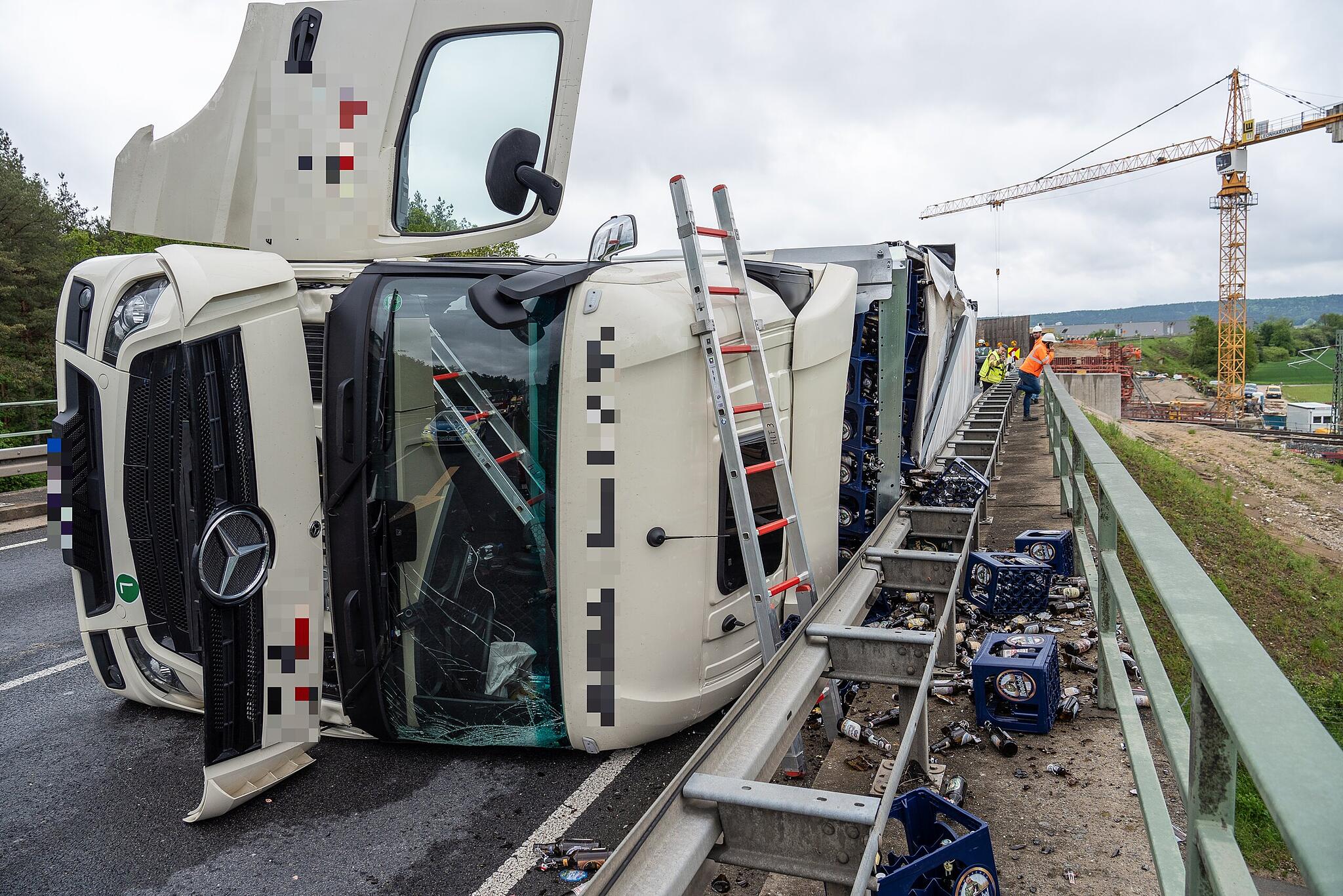 Schwerer Unfall: Bierlaster kippt auf B505 zwischen Pettstadt und Bamberg um