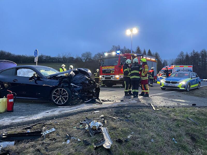 Unfall auf der B85: Vier Verletzte bei Frontalzusammenstoß