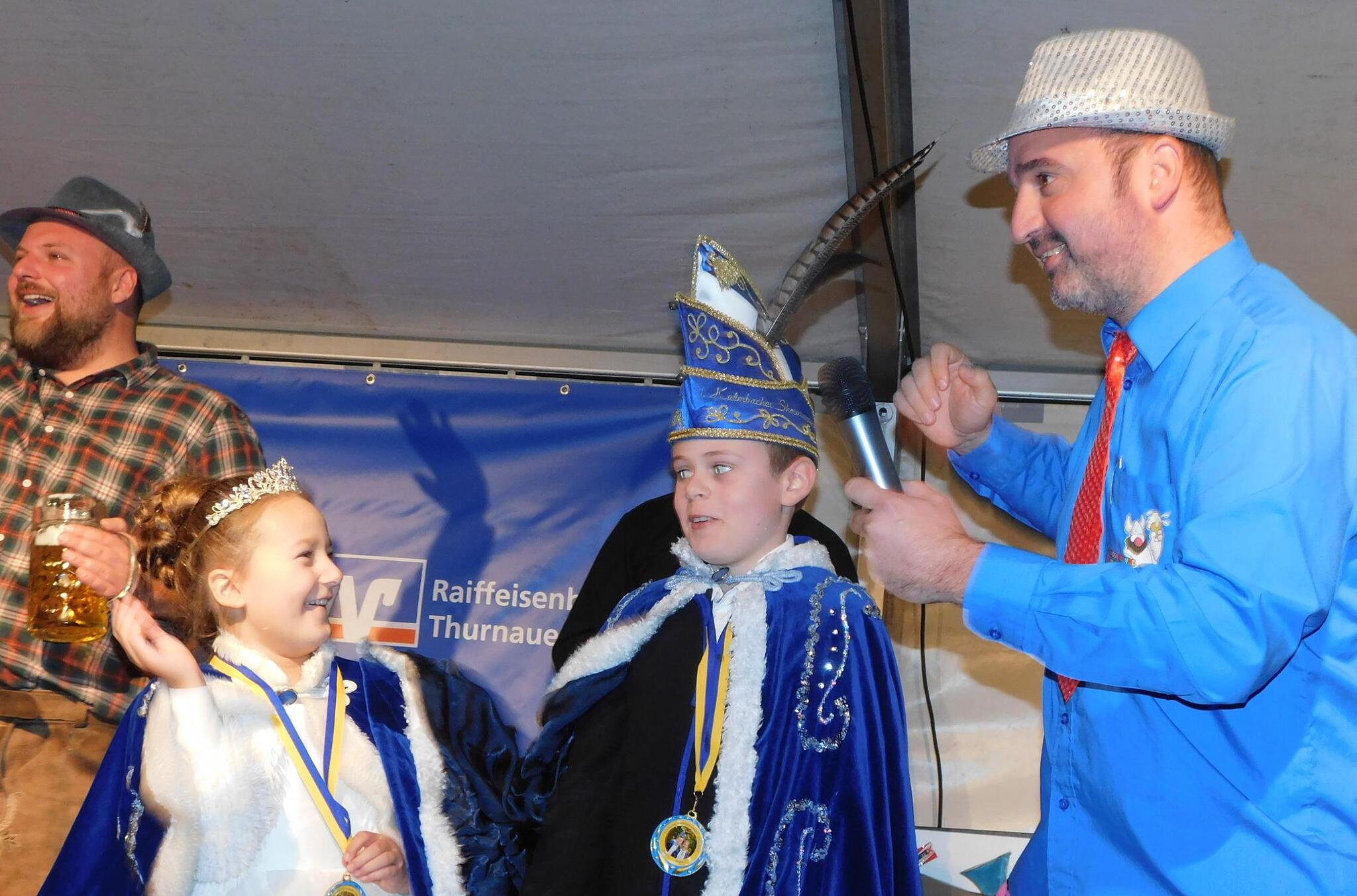 Beim Faschingsauftakt im Rotmaintal lassen die Männer die Hüllen fallen.