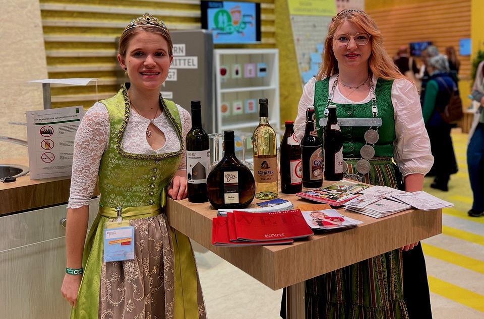 Weinprinzessin und Bierkönigin auf Grüner Woche in Berlin