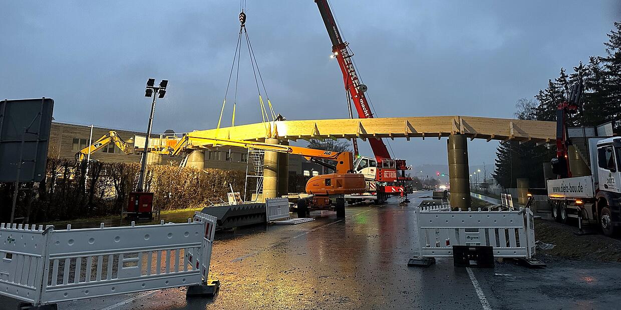 Die Behelfsbrücke über die B 173 in Kronach ist an ihrem Platz