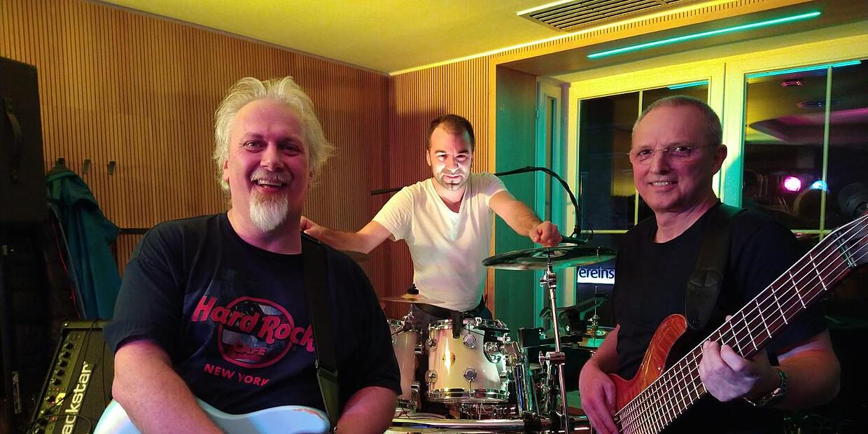 Die Band „Solid Rock“ spielt im „Tecnet Zentrum“ Burgkunstadt Klassiker ...