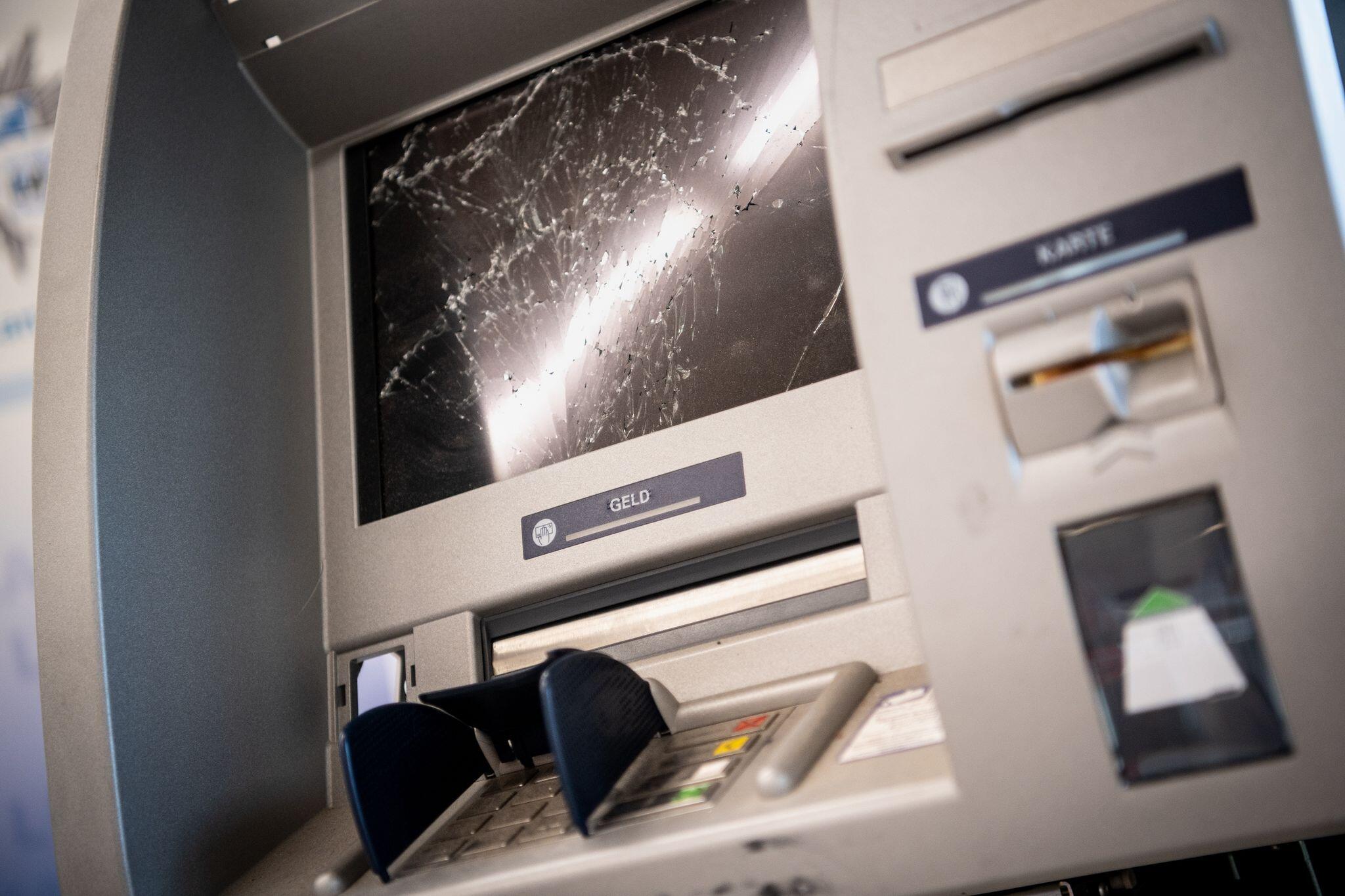 Geldautomat Gesprengt 200 000 Euro Schaden geldautomat-gesprengt-200-000-euro-schaden