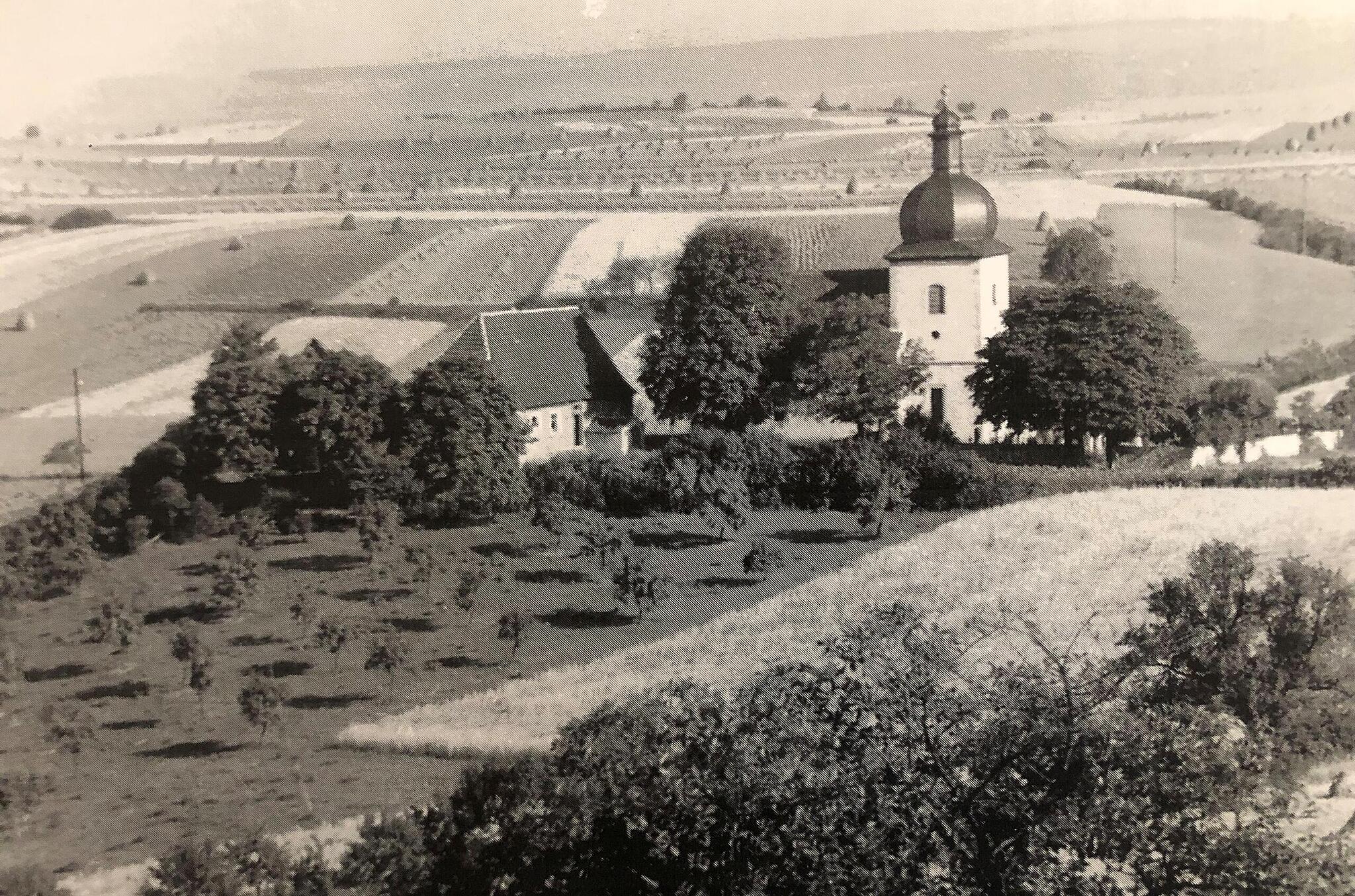 Rund um die evangelische Kirche zur Heiligen Dreifaltigkeit in Eschenau ...