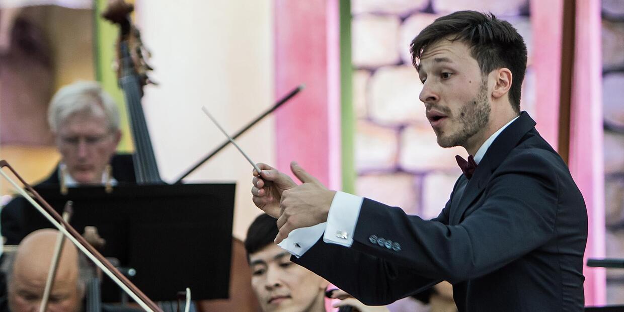 Wie das Philharmonische Orchester und sein junger Gast-Dirigent ...
