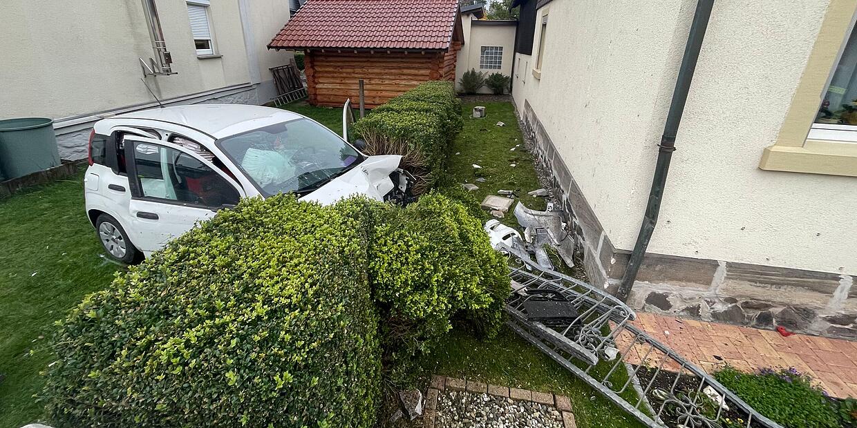 Schwerer Unfall in Pressig: Auto kracht gegen Hauswand - 20-Jährige schwer verletzt