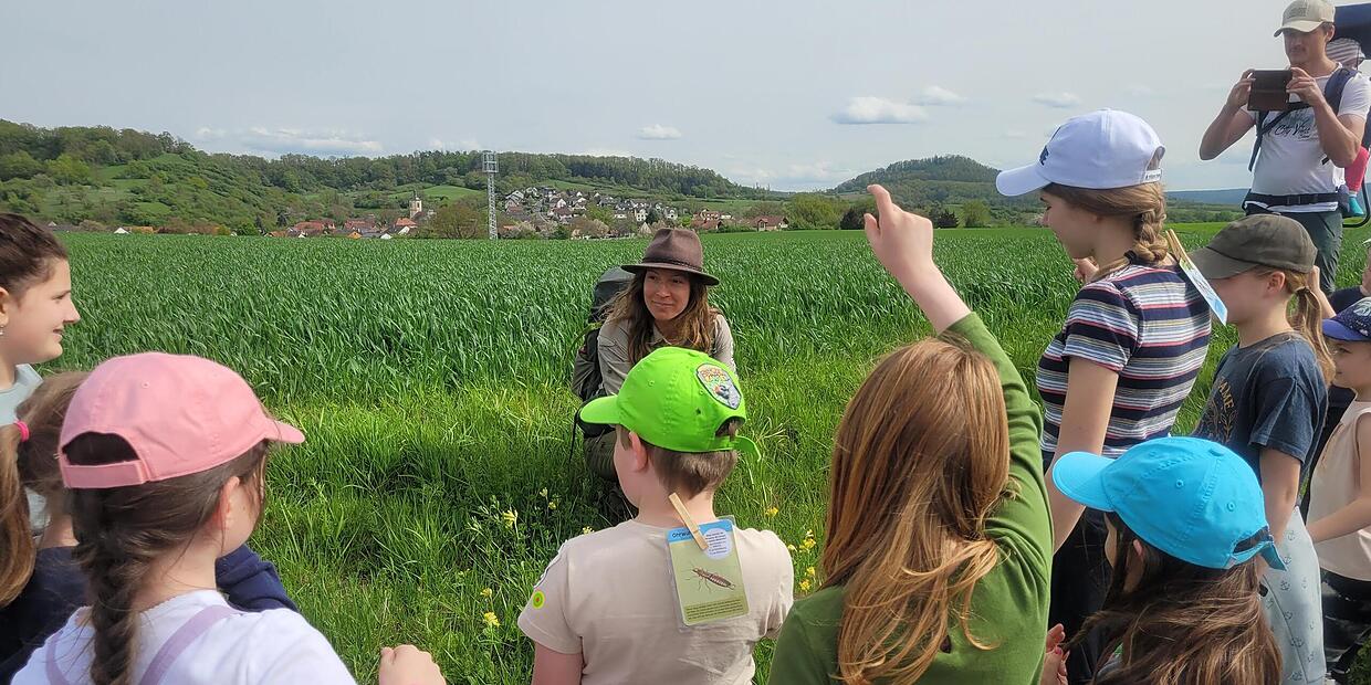 Katja Winter vermittelt im Naturpark haßberge spielerisch Natur-Wissen.