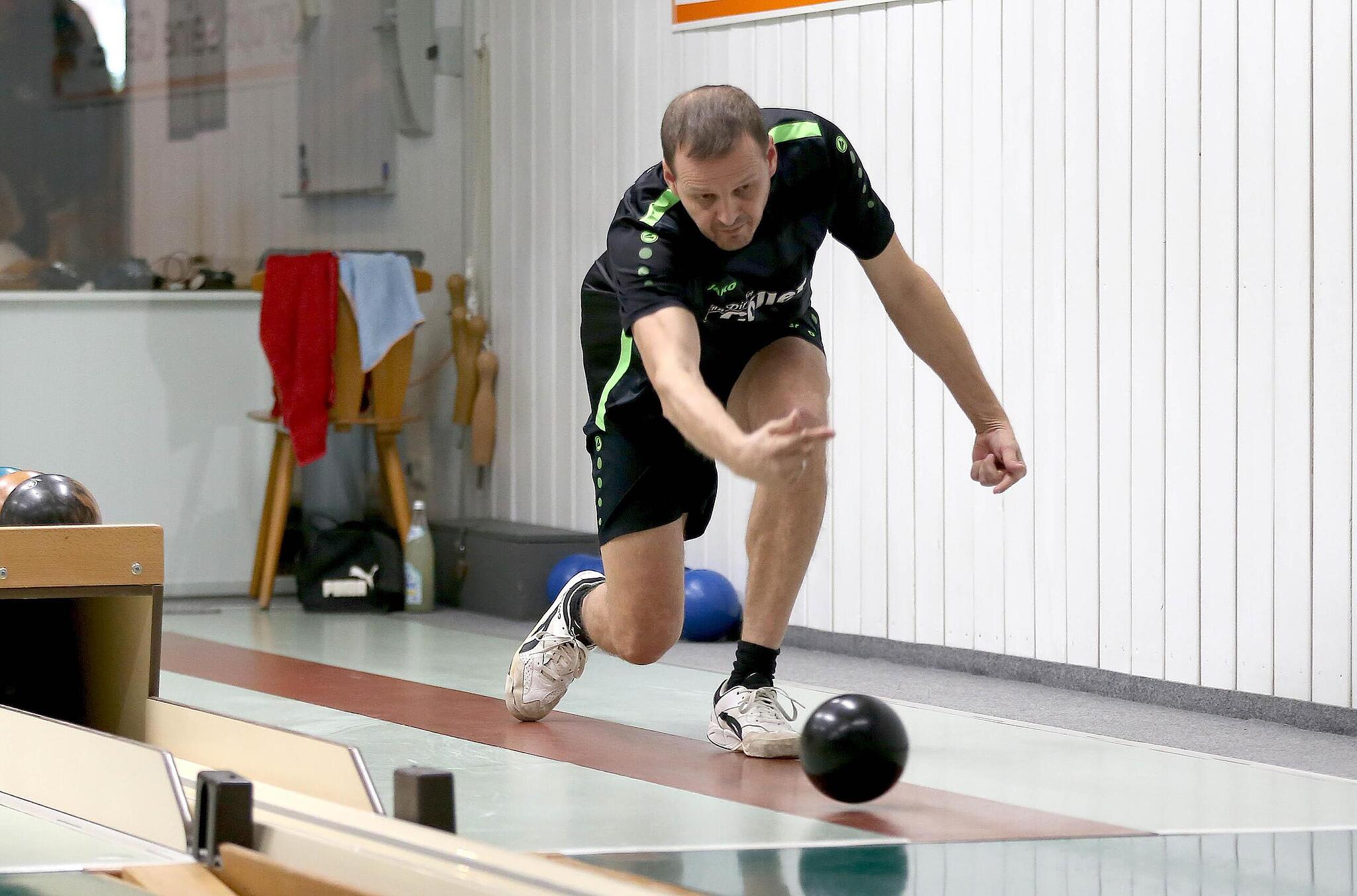 Die Zweitliga-Kegler des SKK Zeil gewinnen in Amberg mit 8:0