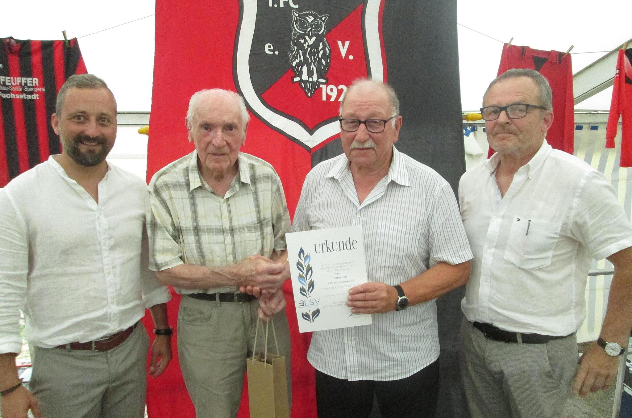FC Fuchsstadt hat Geburtstag. Geschenke und Ehrungen bekommen die ...