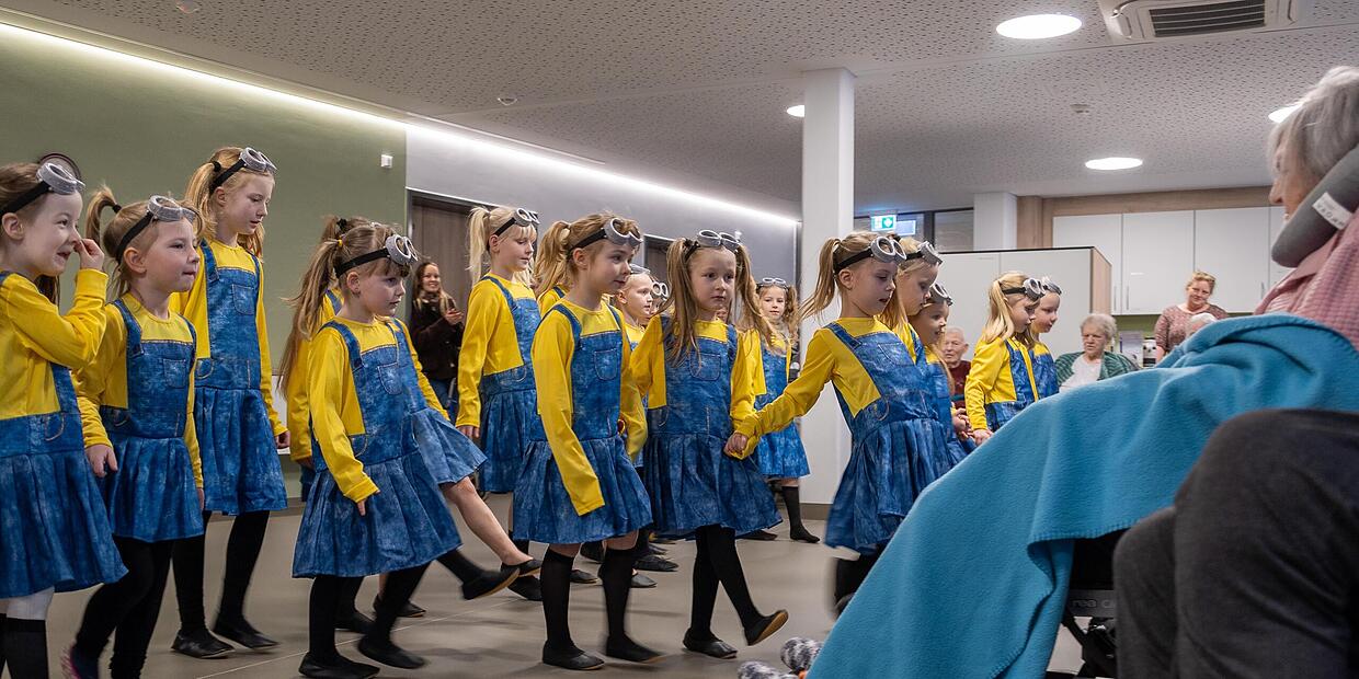 Junge Garde tanzt für alte Menschen in Ebern.