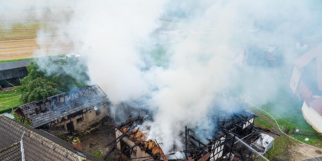 Vermutlich Blitzschlag: Scheune in Stadel brennt nieder