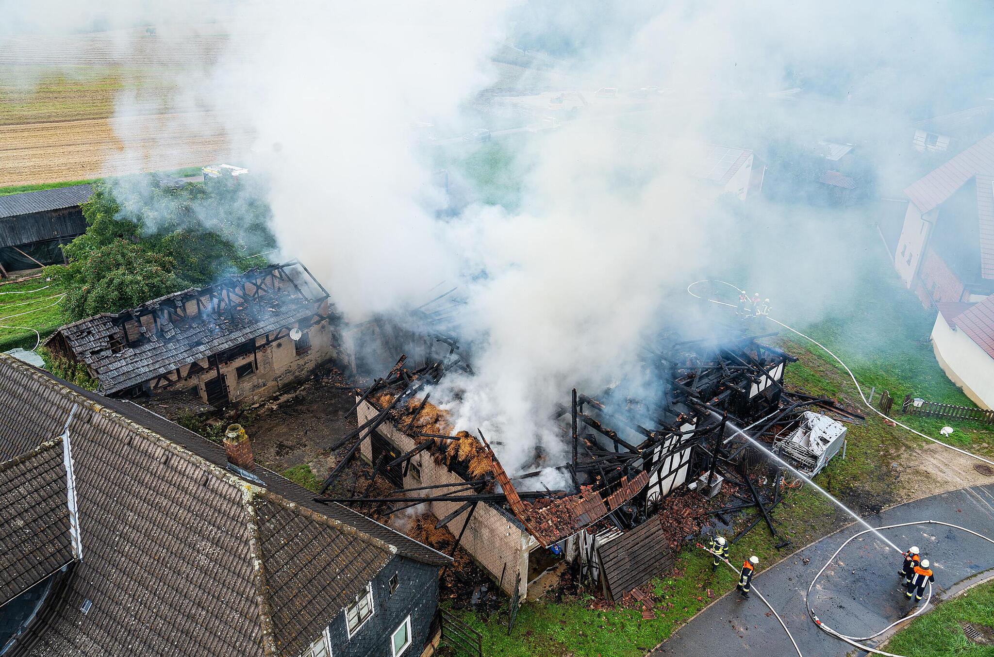 Vermutlich Blitzschlag: Scheune in Stadel brennt nieder