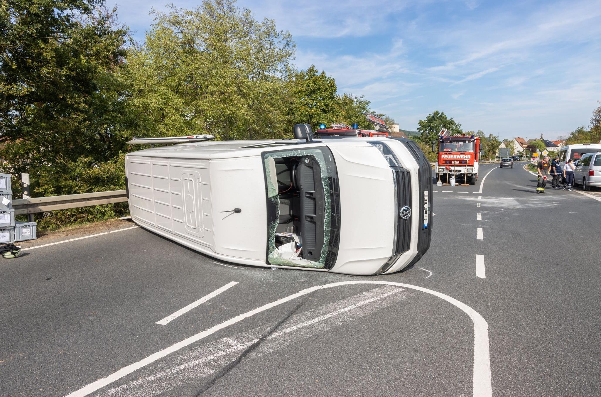 Unfall bei Hallstadt: Auto des Verursachers landet auf Seite