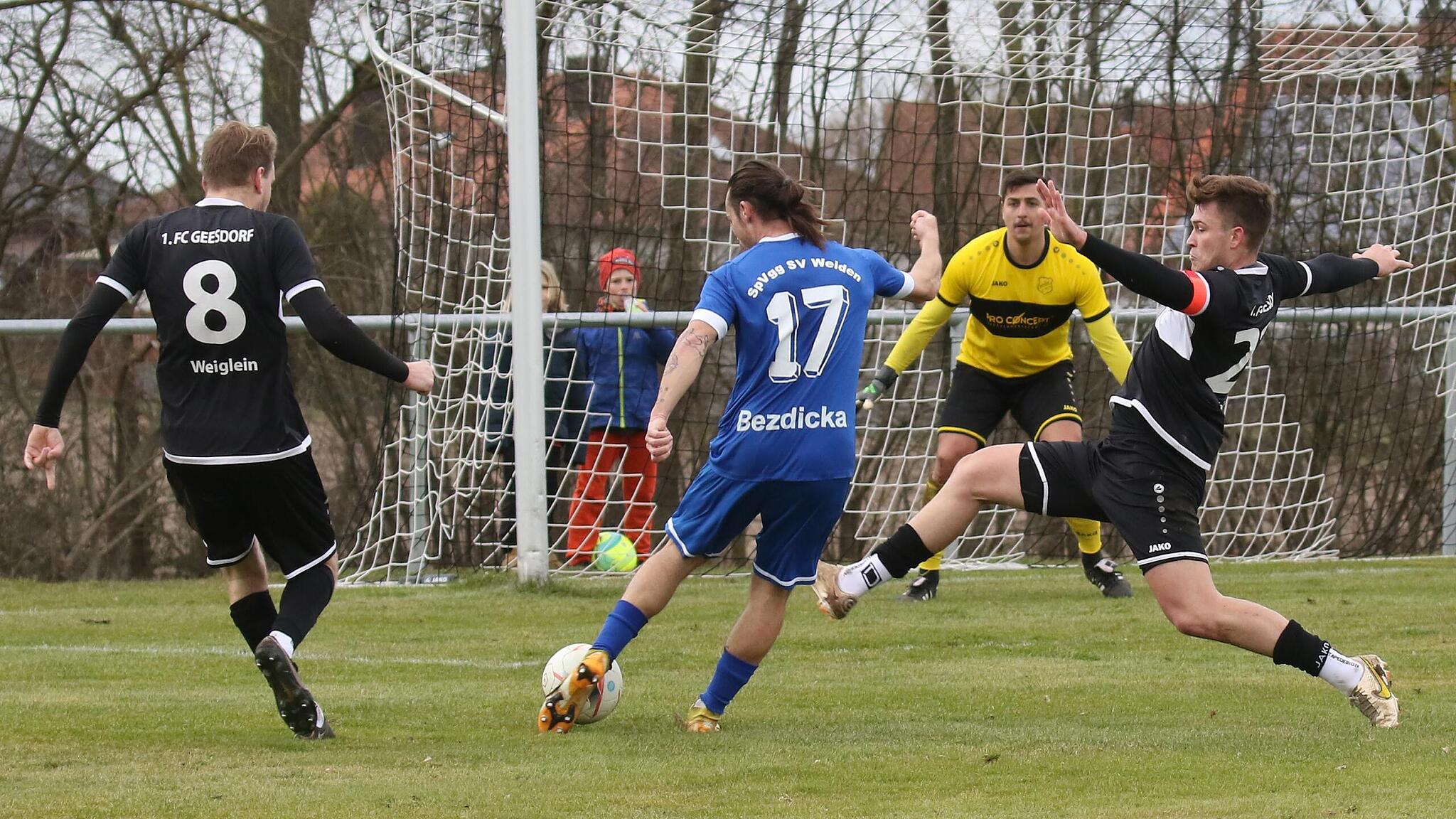 Umstrittene Rote Karte nach sieben Minuten bringt den FC Geesdorf im ...