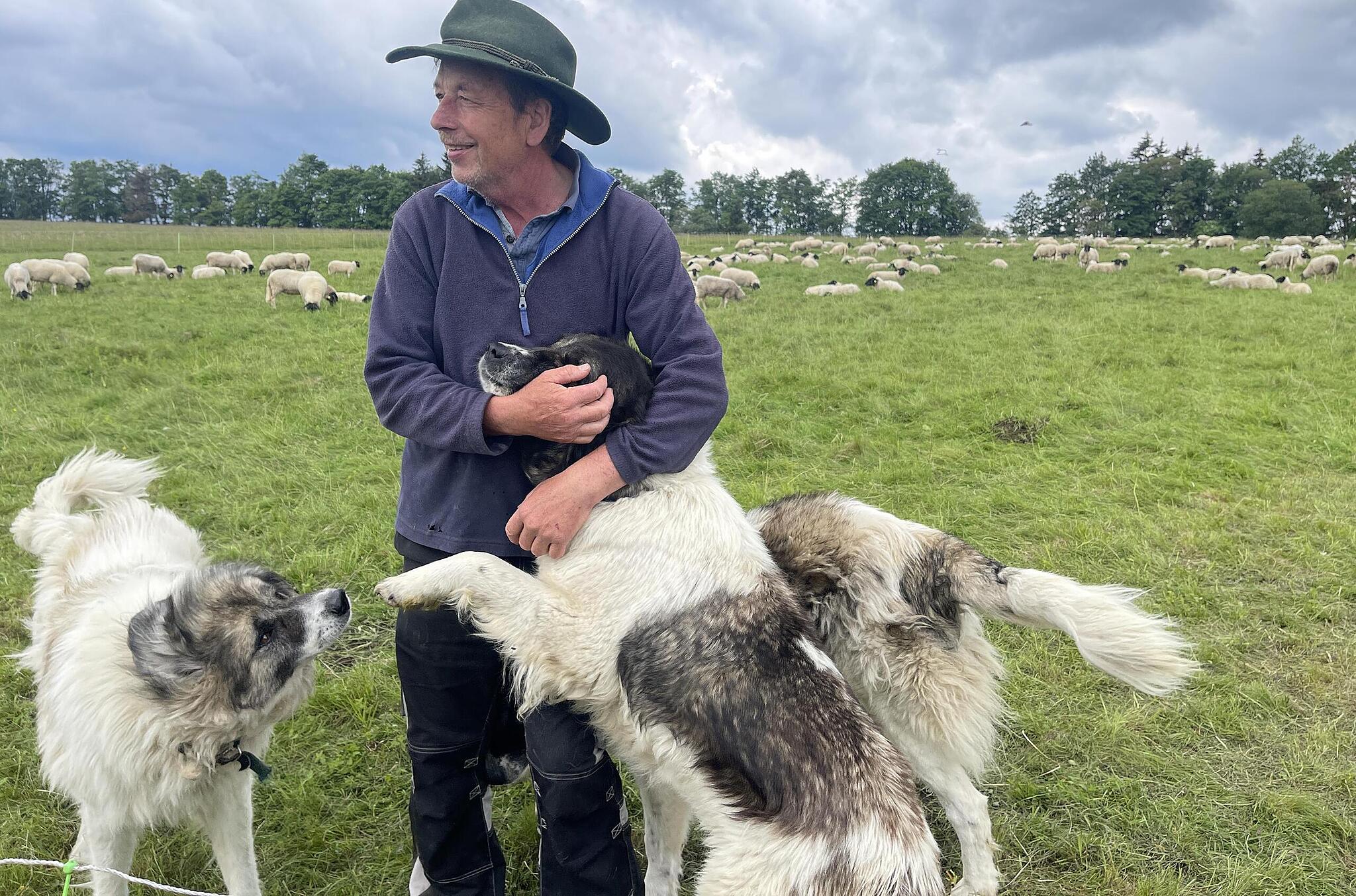 Naturschützer besuchen einen Energielandwirt und einen Rhönschäfer