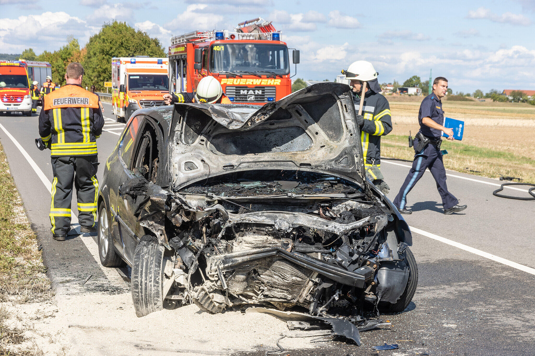Nach schwerem Unfall mit mehreren Autos brennt ein Golf auf der B4 bei Rattelsdorf komplett aus