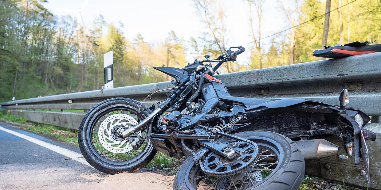 Schwerer Unfall bei Burgwindheim im Landkreis Bamberg: Motorradfahrer durch Luft geschleudert