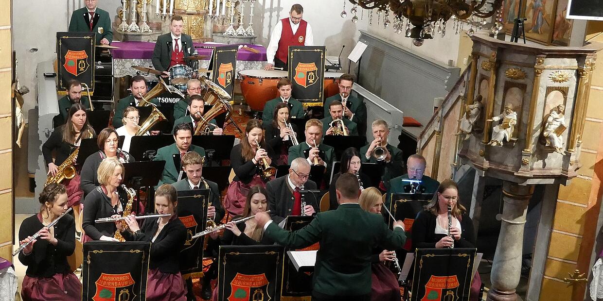 Musikverein Birnbaum stimmt bei Jahreskonzert auf Weihnachten ein