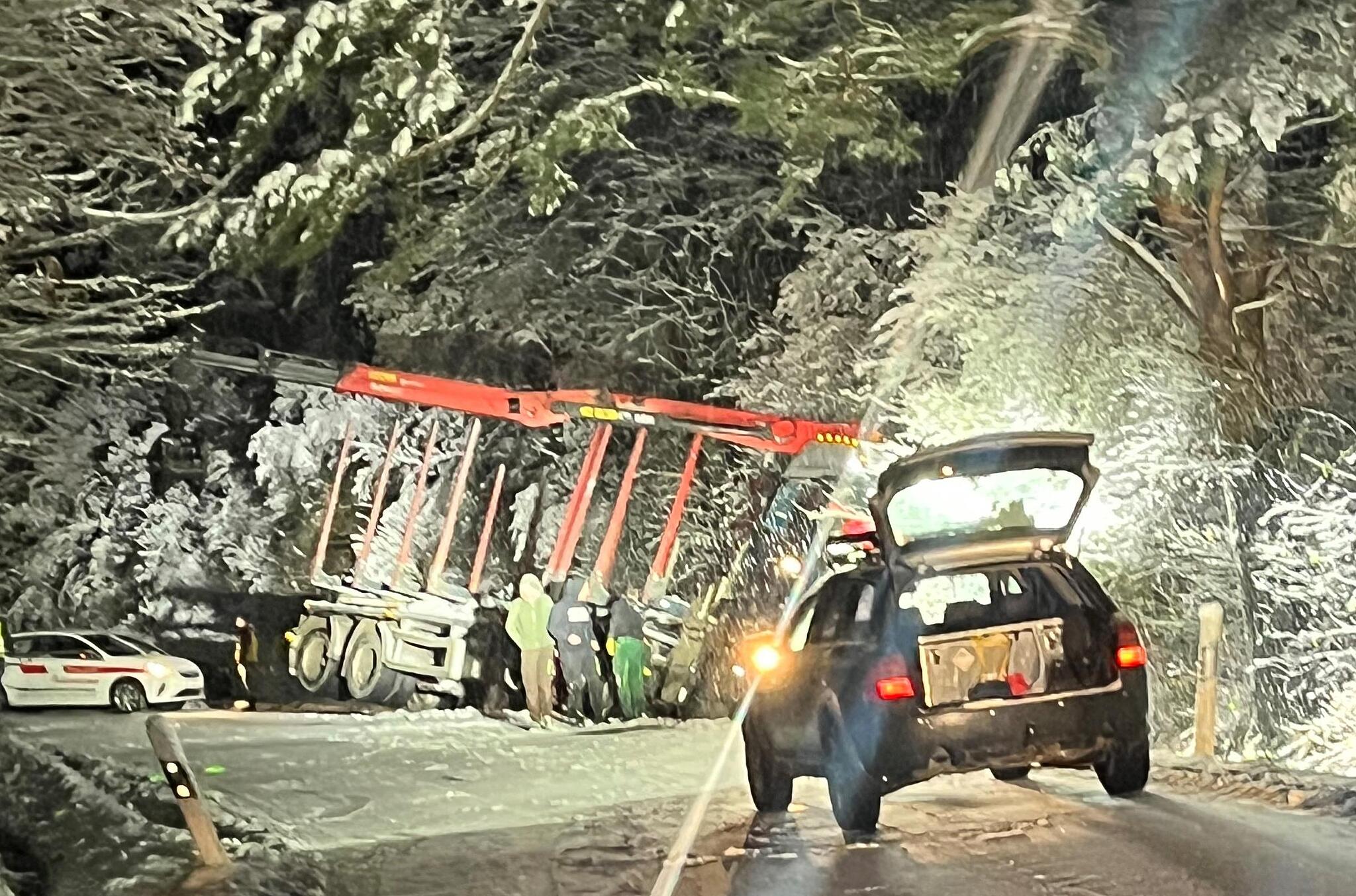 Heftige Schneefälle verwandelten die steile Bergstrecke zwischen ...
