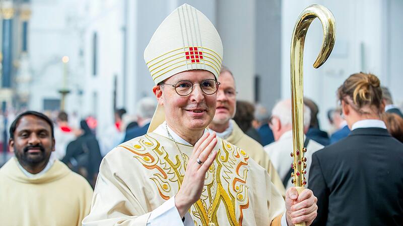 Weihe von Paul Reder im Würzburger Dom: Umarmungen, viele Wünsche und ...