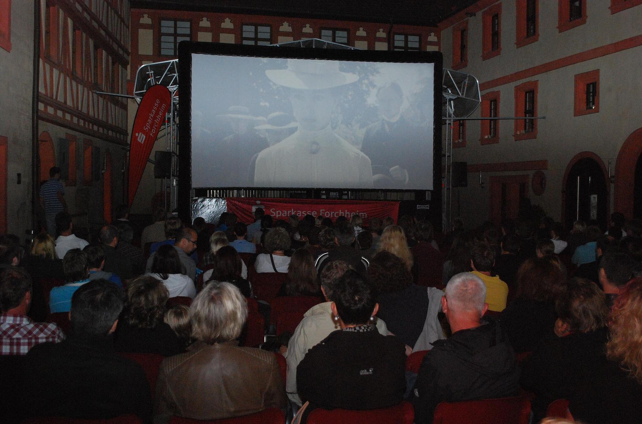 Kinosommer in Forchheim beginnt mit vielen Komödien in der Kaiserpfalz