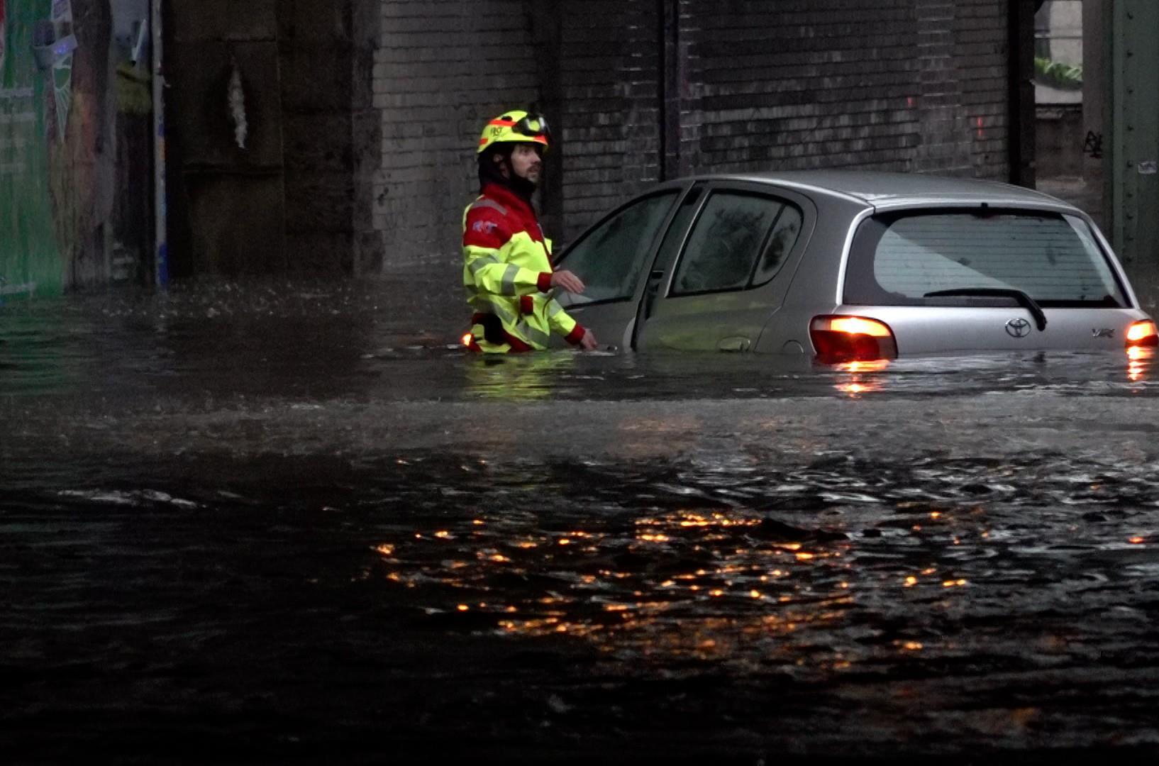 Starkregen in Nürnberg:Familie mit zwei Babys rettet sich aus Unterführung