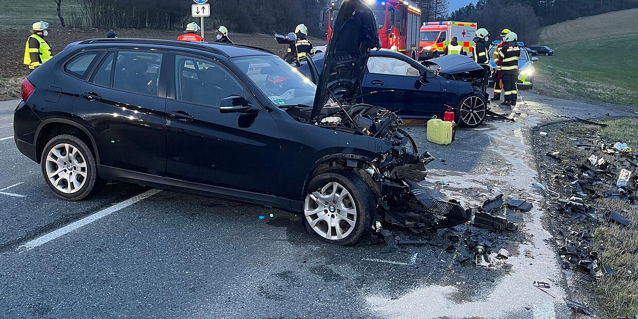 Unfall auf der B85: Vier Verletzte bei Frontalzusammenstoß