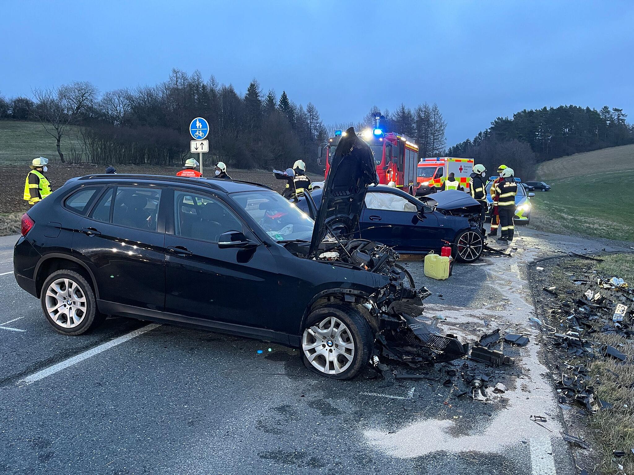 Unfall auf der B85: Vier Verletzte bei Frontalzusammenstoß