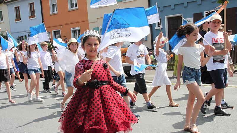 Schülerinnen und Schüler aus der Kulmbacher Blaich feiern ...