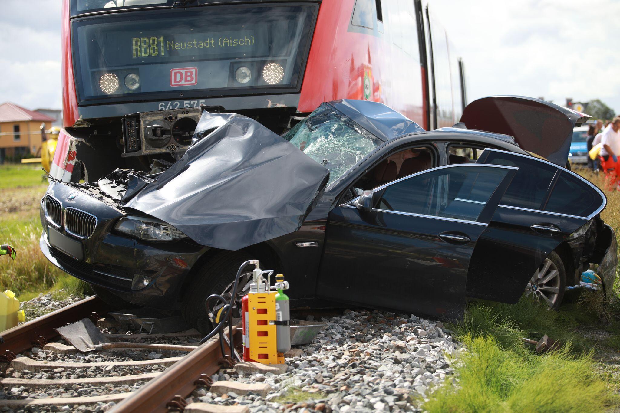 Zug schleift Wagen mit: Autofahrer schwer verletzt