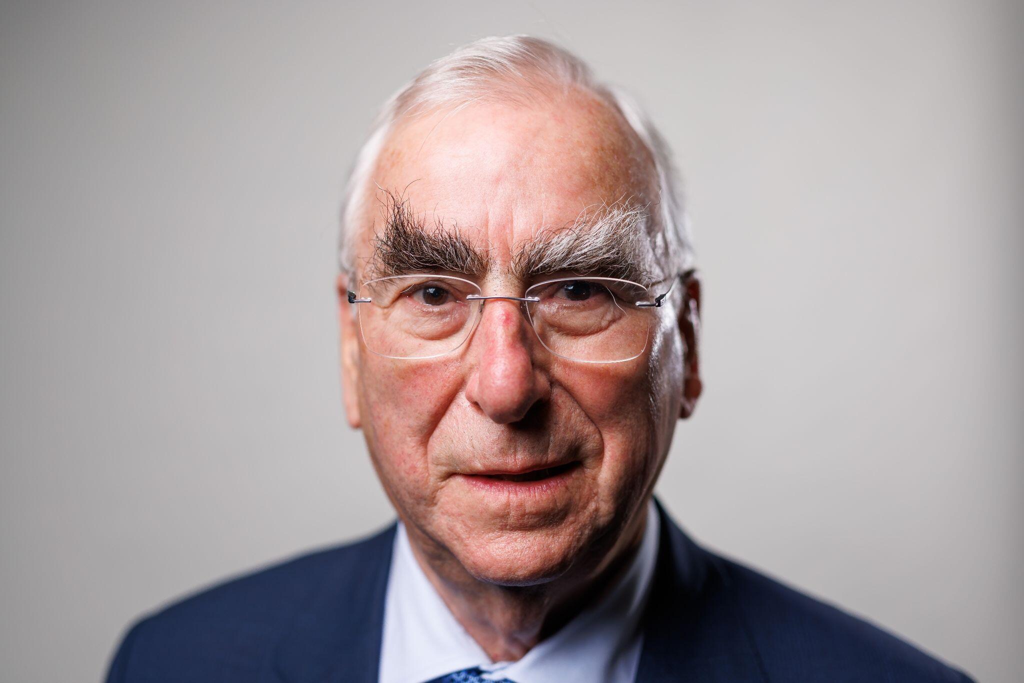 Theo Waigel wird bei seinen Augenbrauen rabiat