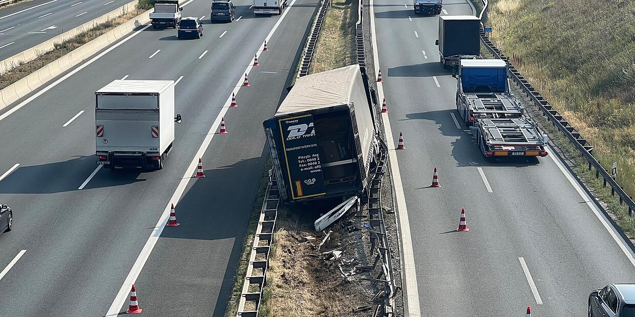 Langer Stau nach Lkw-Unfall am Autobahnkreuz Biebelried: Sattelzug-Fahrer landet auf der A 3 in ...