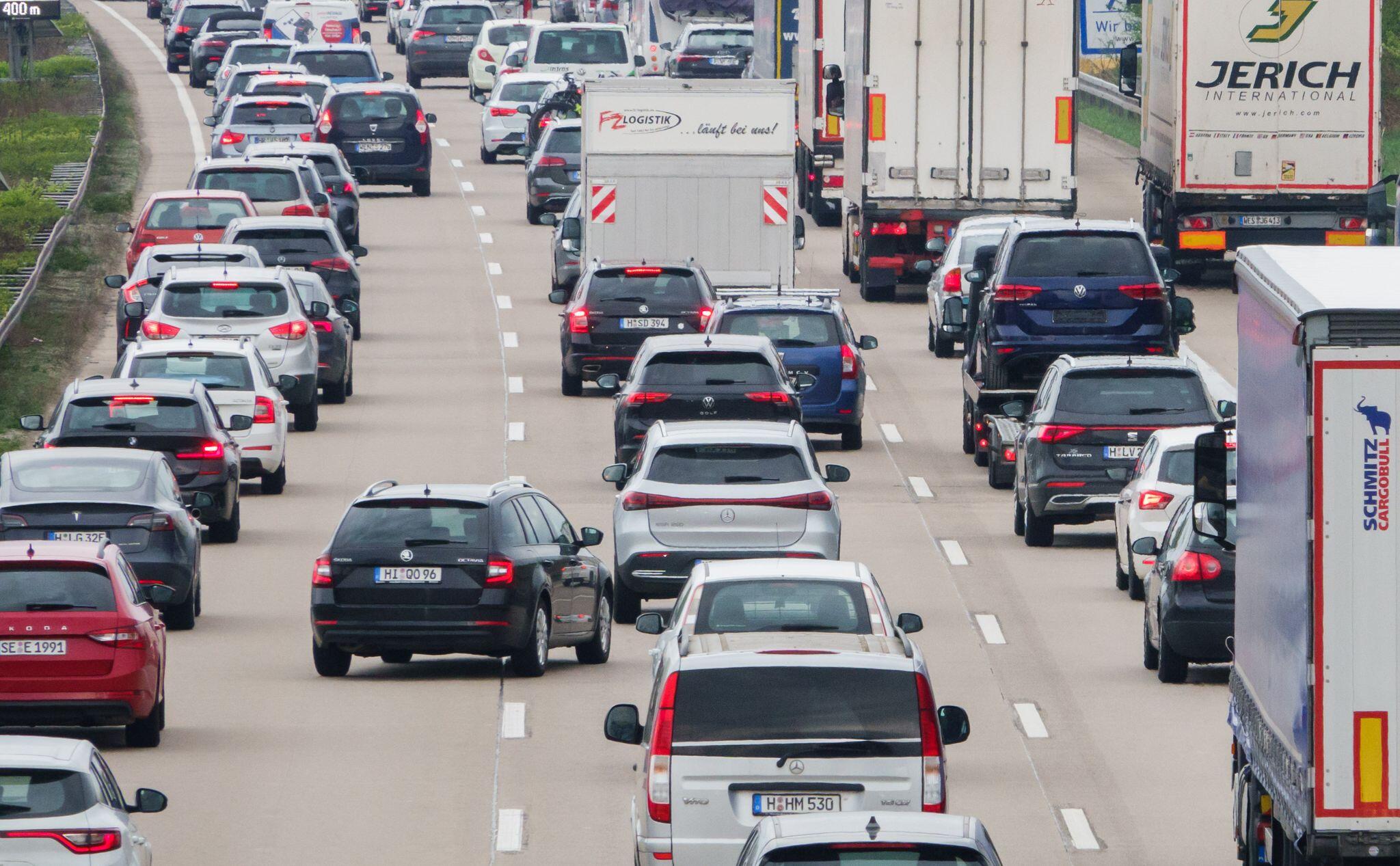 Langer Stau nach Auffahrunfall mit Schwerverletztem