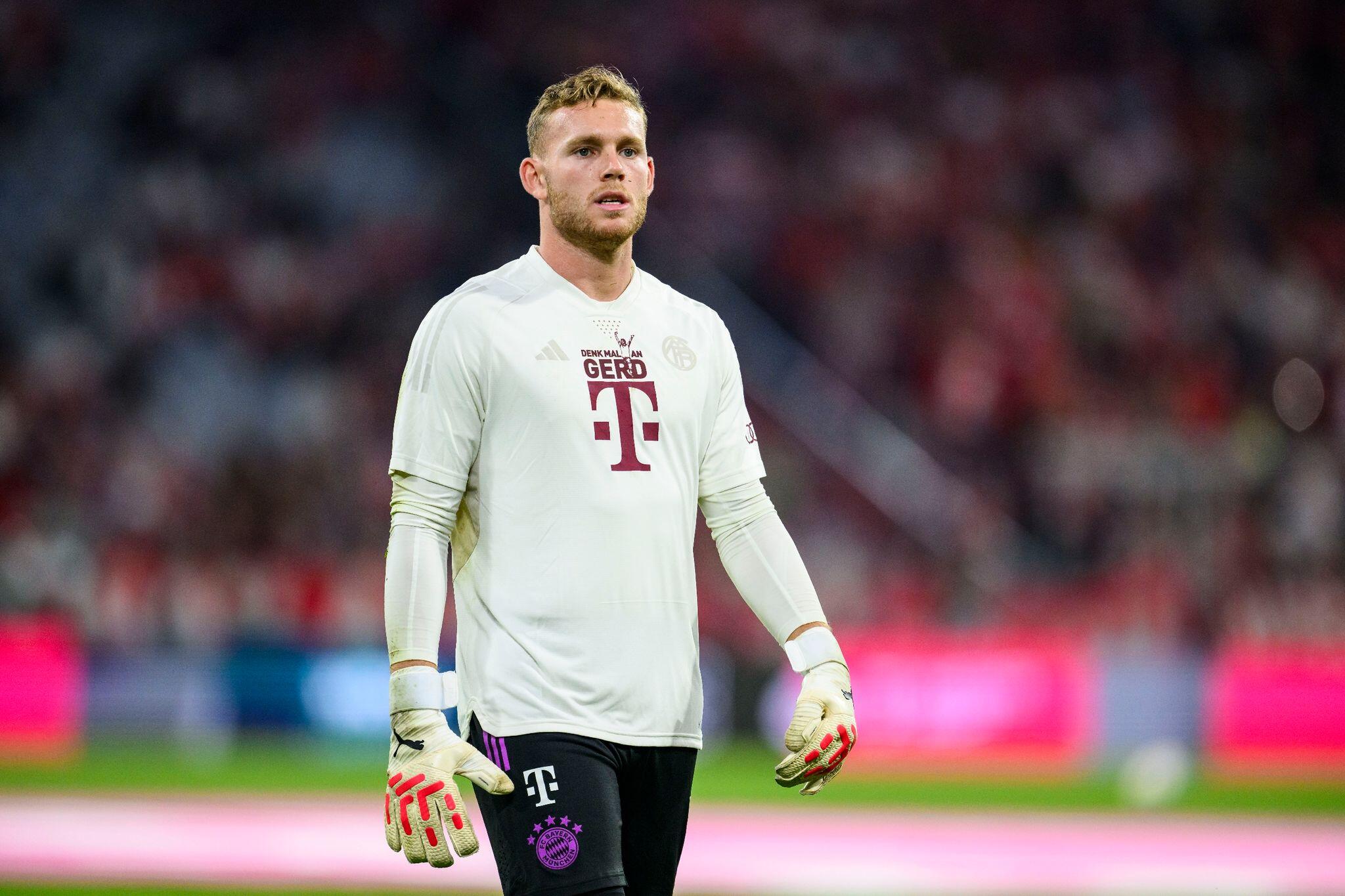 Torwart Peretz verfolgt Schweigeminute emotional bewegt