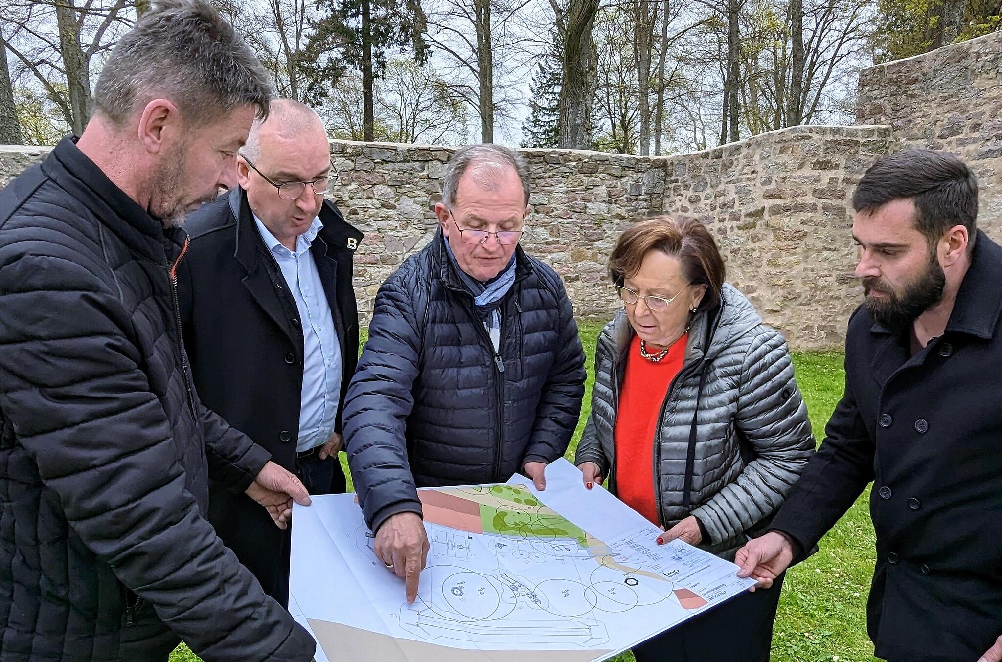 Am Aschacher Schloss entsteht ein ganz besonderer Spielplatz. Bis ...