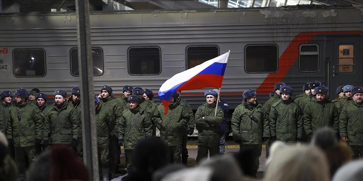 Russinnen sorgen sich um ihre Söhne an der Front – und sehen den Westen ...