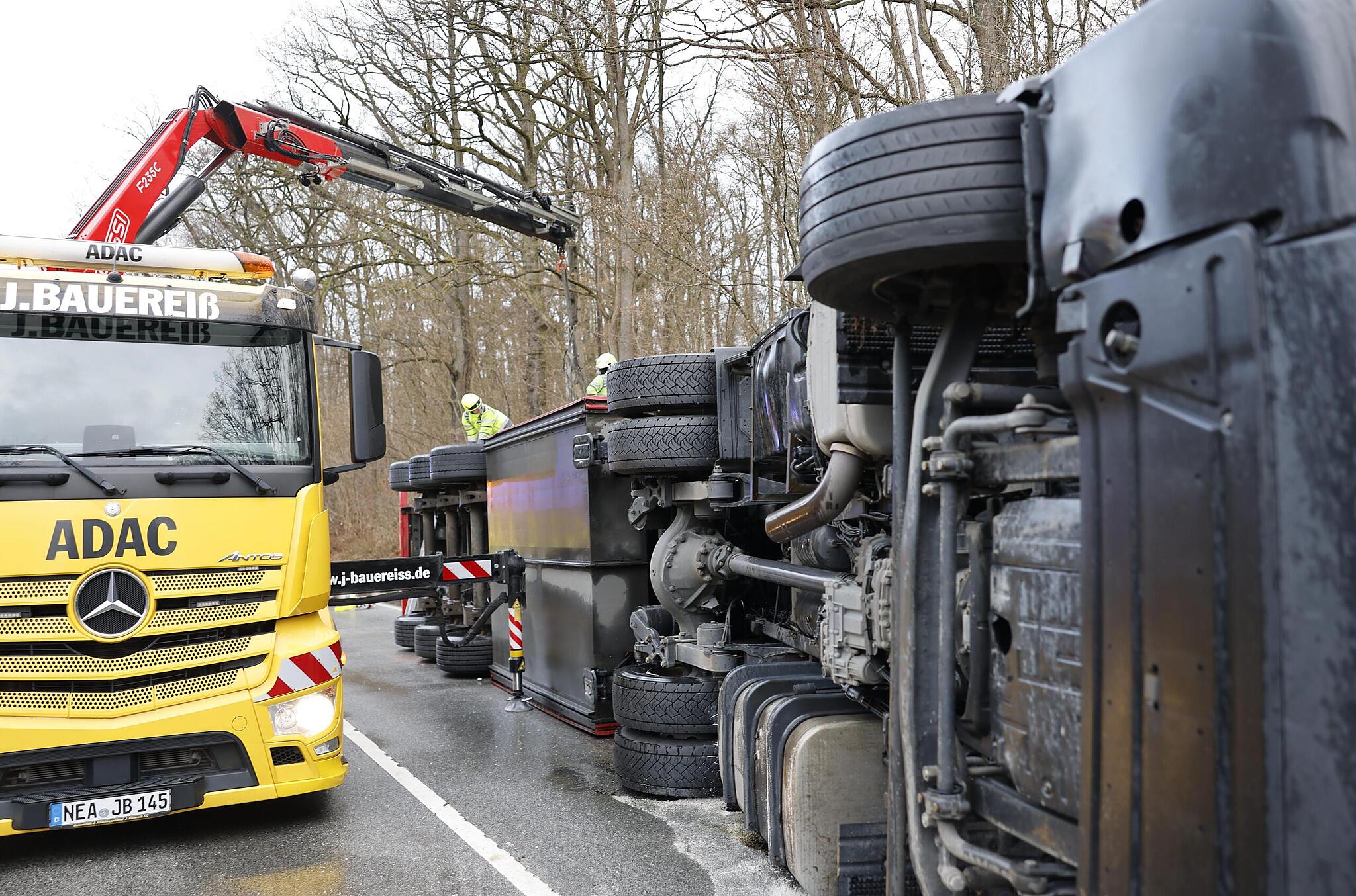 Zwischen Herzogenaurach und Falkendorf kippt ein Sattelzug auf die Seite