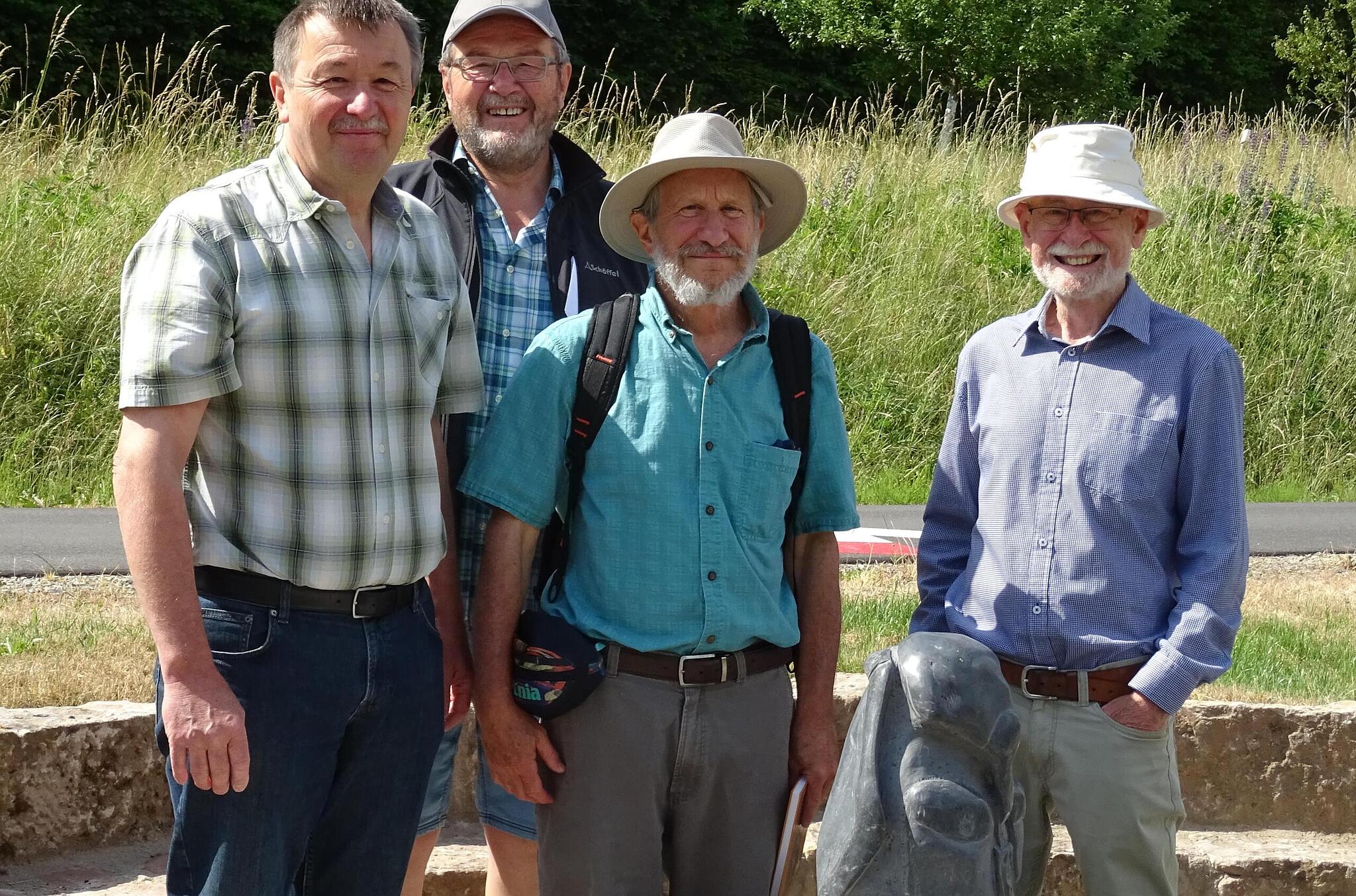 Neuer Rucksack aus Riedenberg am Denkort in Würzburg. Aufstellung mit ...